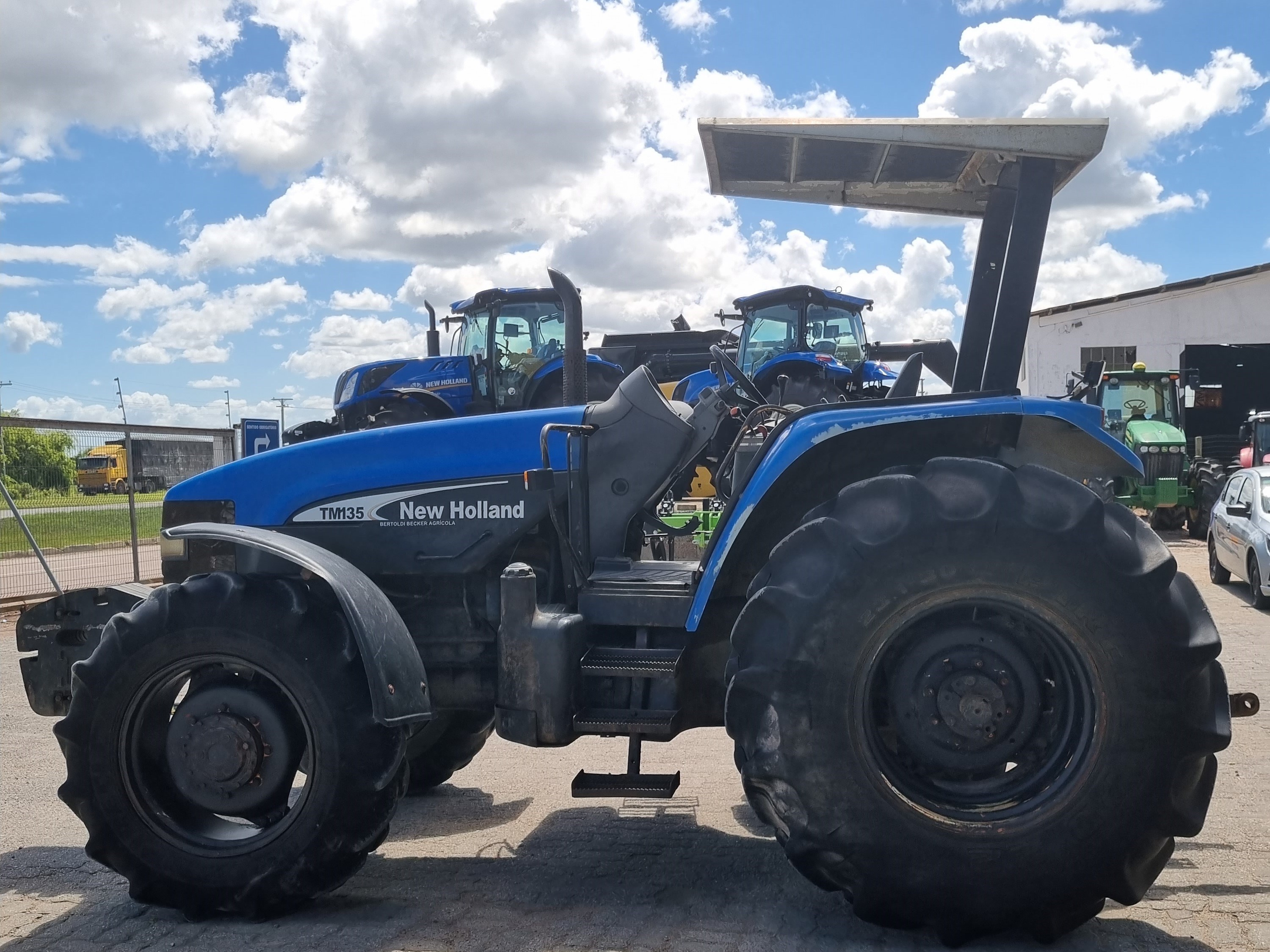 TRATOR, TM135 - Marca: NEW HOLLAND - Super Tratores